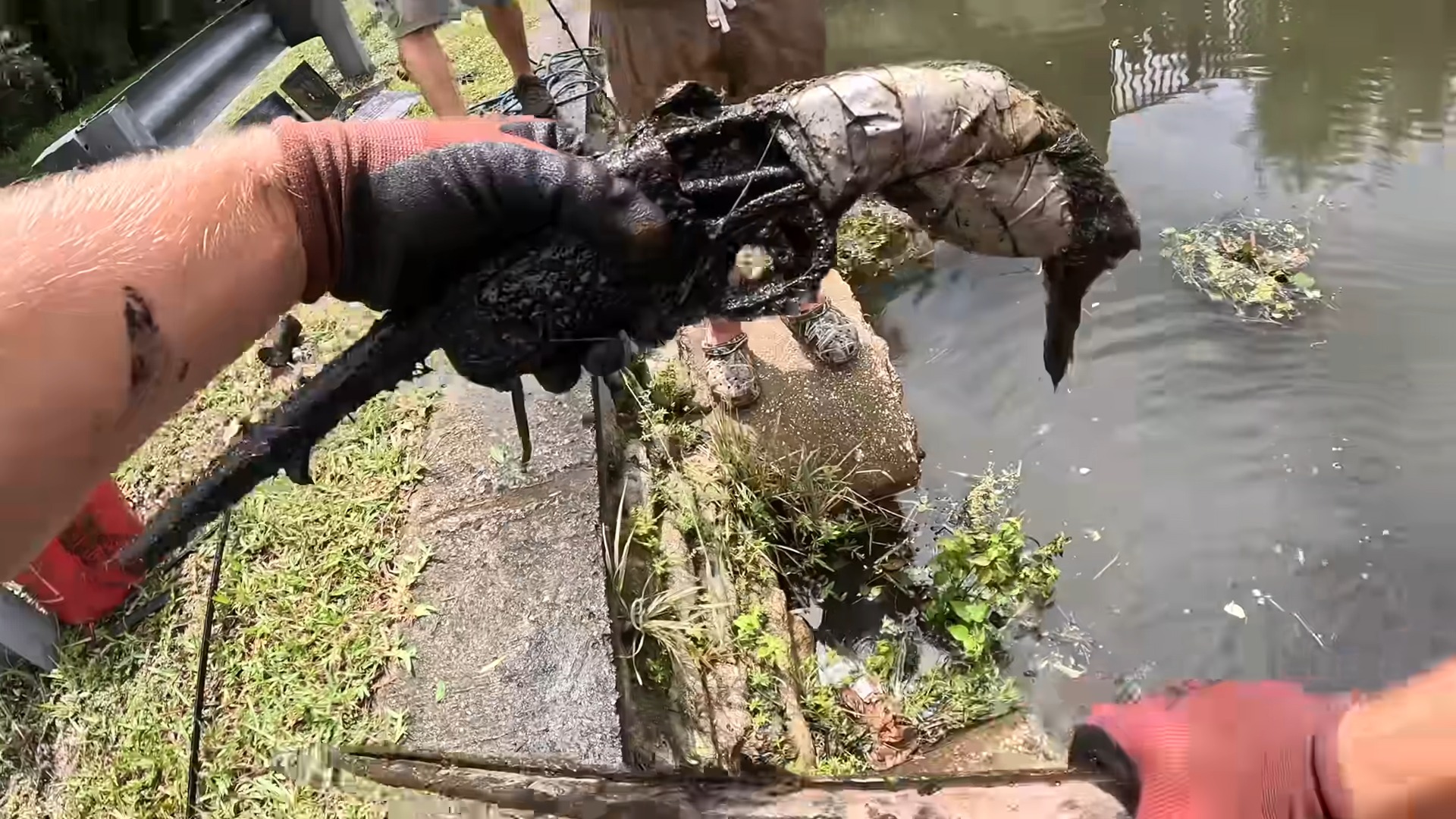 They hit the ultimate magnet fishing jackpot… six guns surfaced