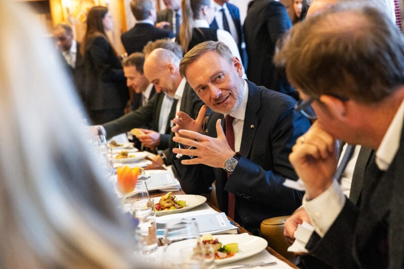 Debatte um Arbeitszeit: So viele Stunden arbeiten Deutschlands Top-CEOs ...