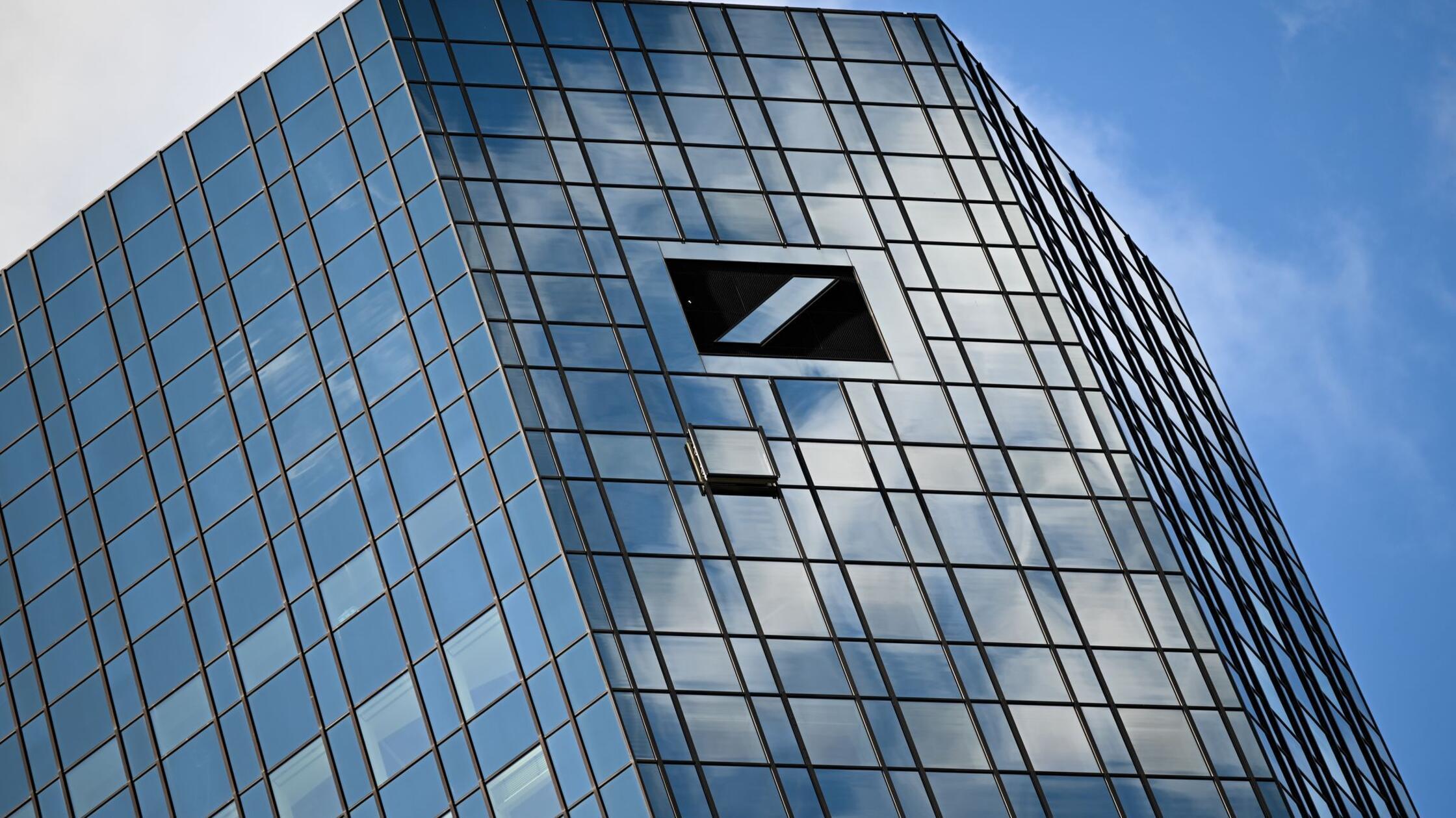 Razzia bei der Deutschen Bank: Beamte durchsuchen mehrere Gebäude ...