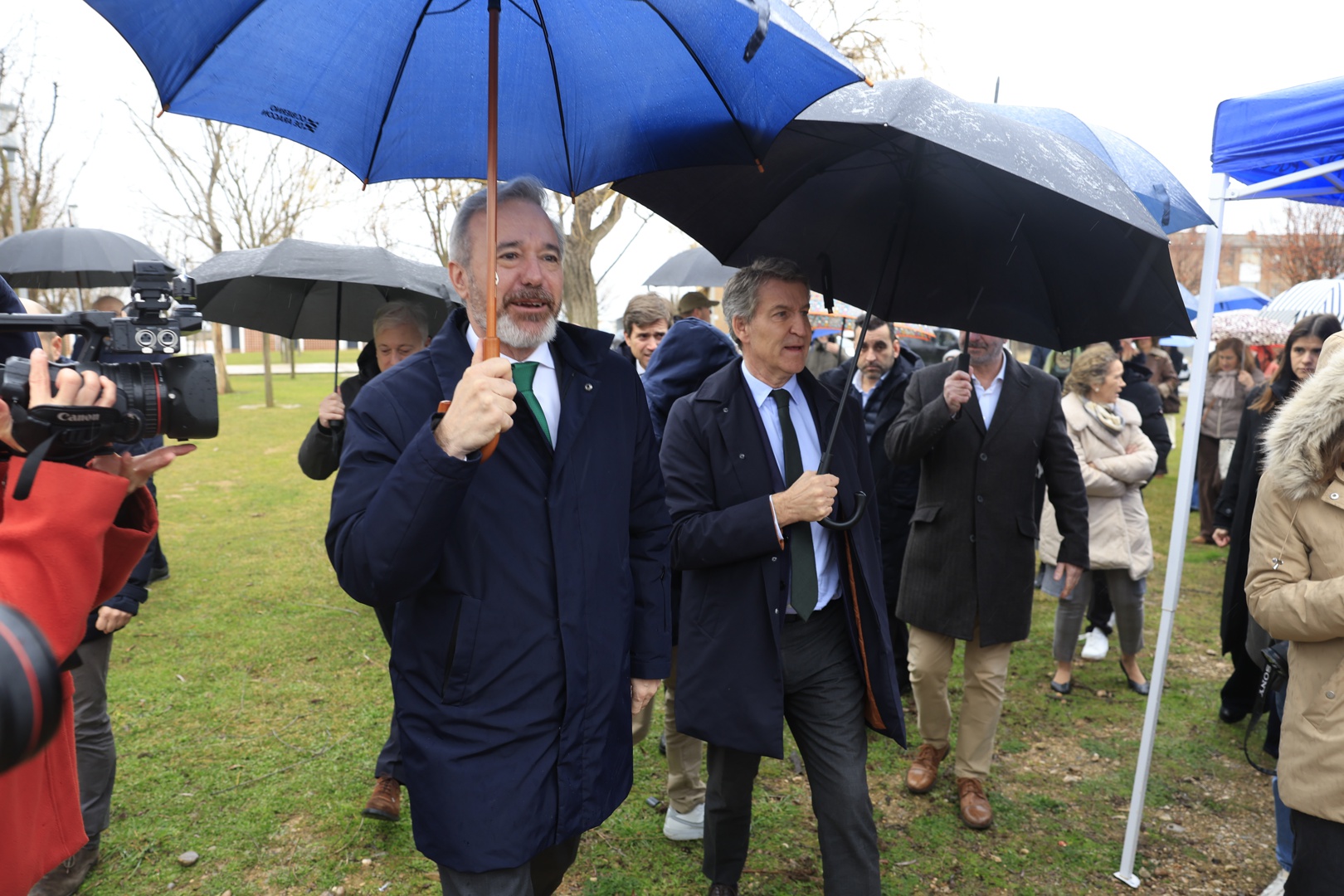 Feijóo critica que se "regale" la residencia legal a cualquier persona ...