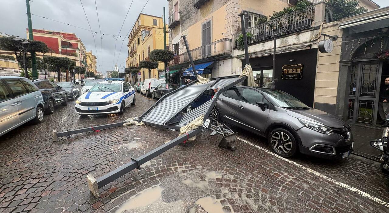 Vento porta via un gazebo in ferro da un balcone: tragedia sfiorata a ...
