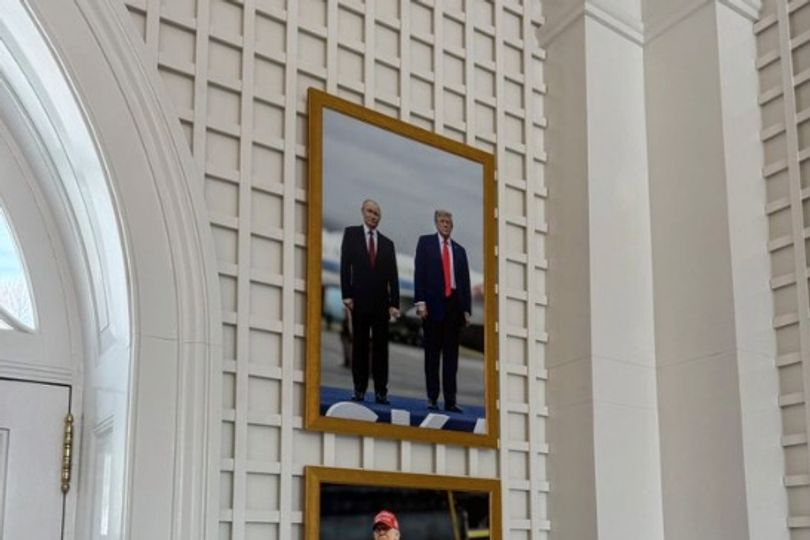 Trump hangs Putin picture in White House from failed Alaska summit ...