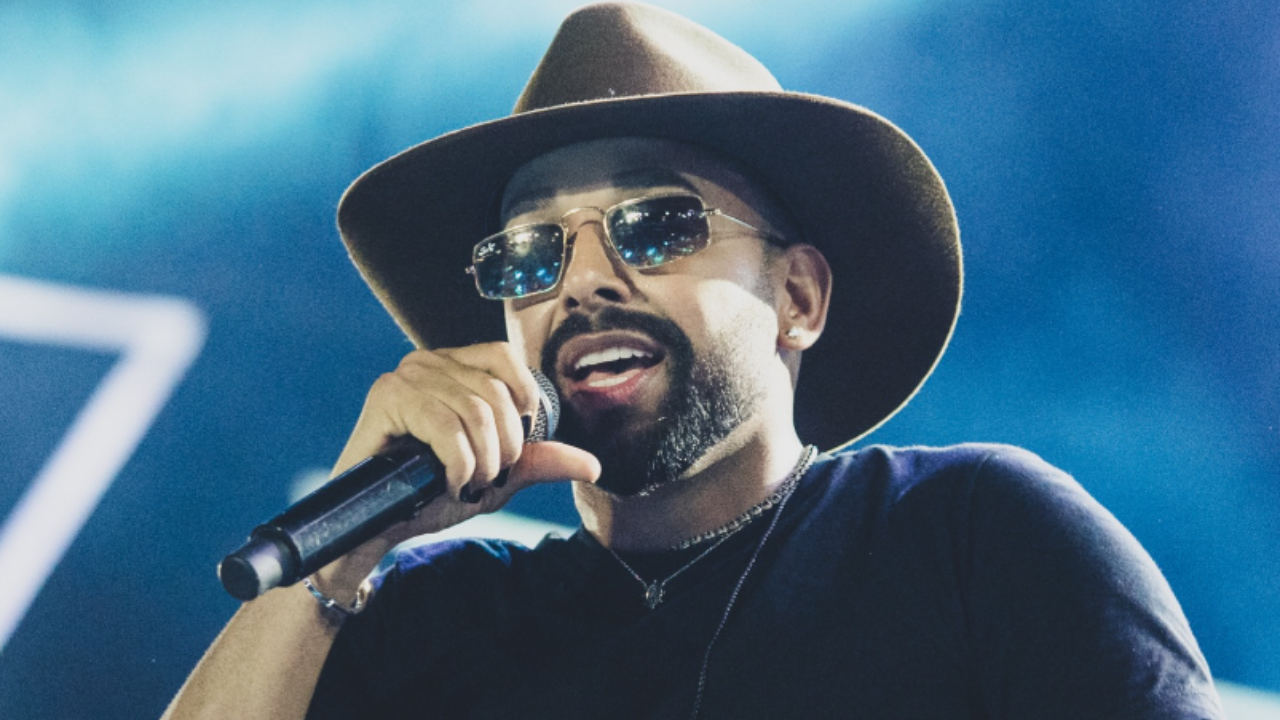 Cantor para show e corre ao banheiro no meio da apresentação