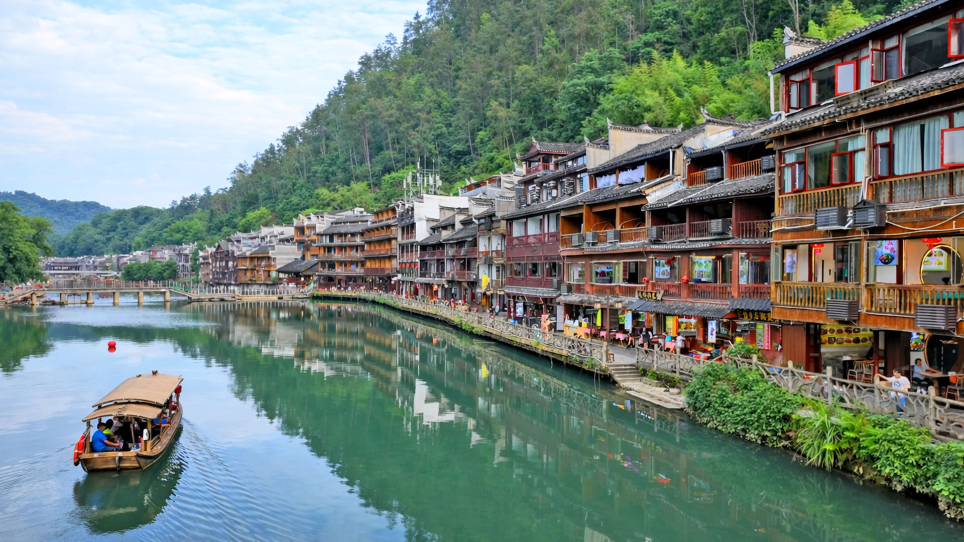 Commerces et maisons au bord de la rivière à Fenghuang, Chine