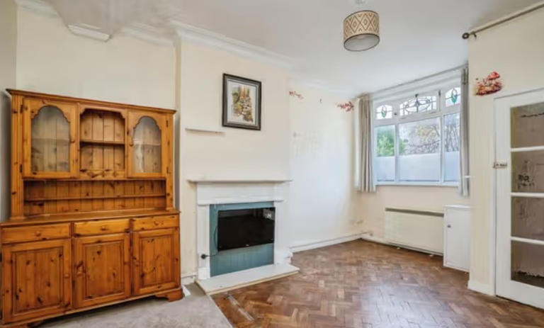 One bedroom flat at former Royal Oak pub in Gosport hits market for £ ...