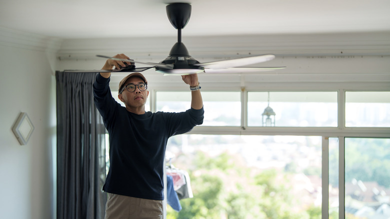 Say goodbye to ceiling fan dust with a steamy hack