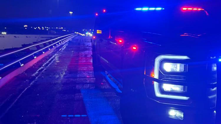 Jackknifed vehicle hauler closes westbound Loop 340 in Robinson