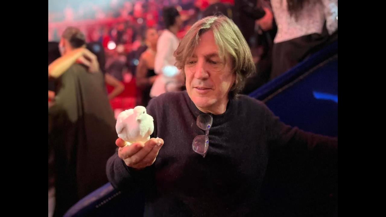 Bird crashes into camera at Stéphane Rolland fashion show