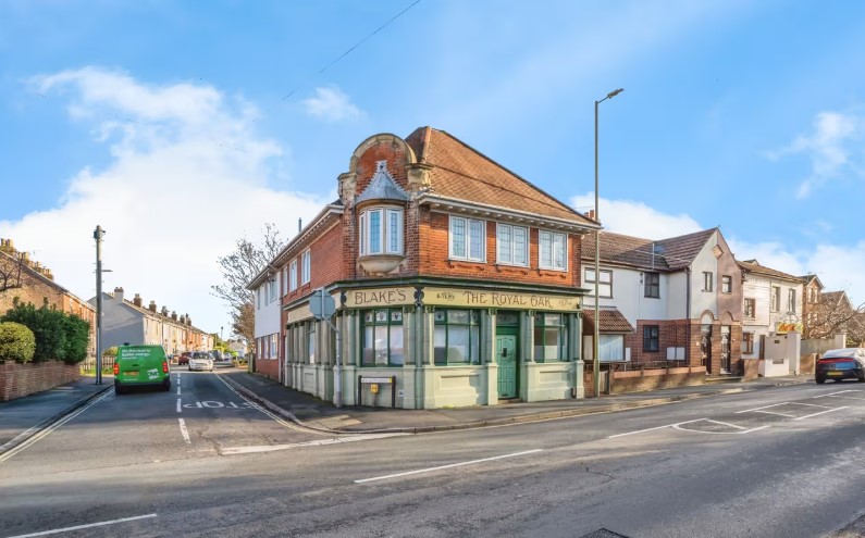 One bedroom flat at former Royal Oak pub in Gosport hits market for £ ...
