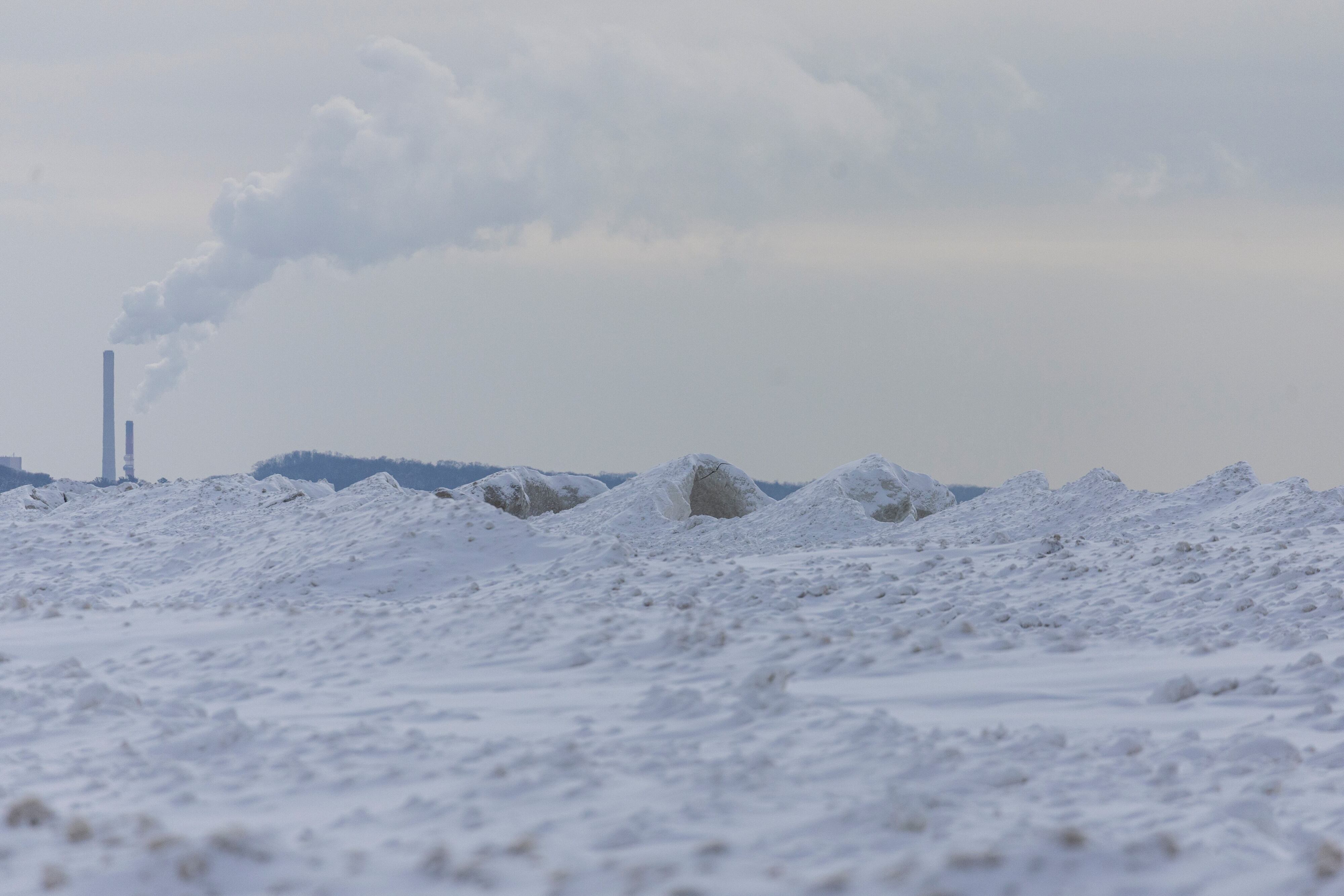 Iconic lighthouses freeze over as Lake Michigan ice rapidly grows