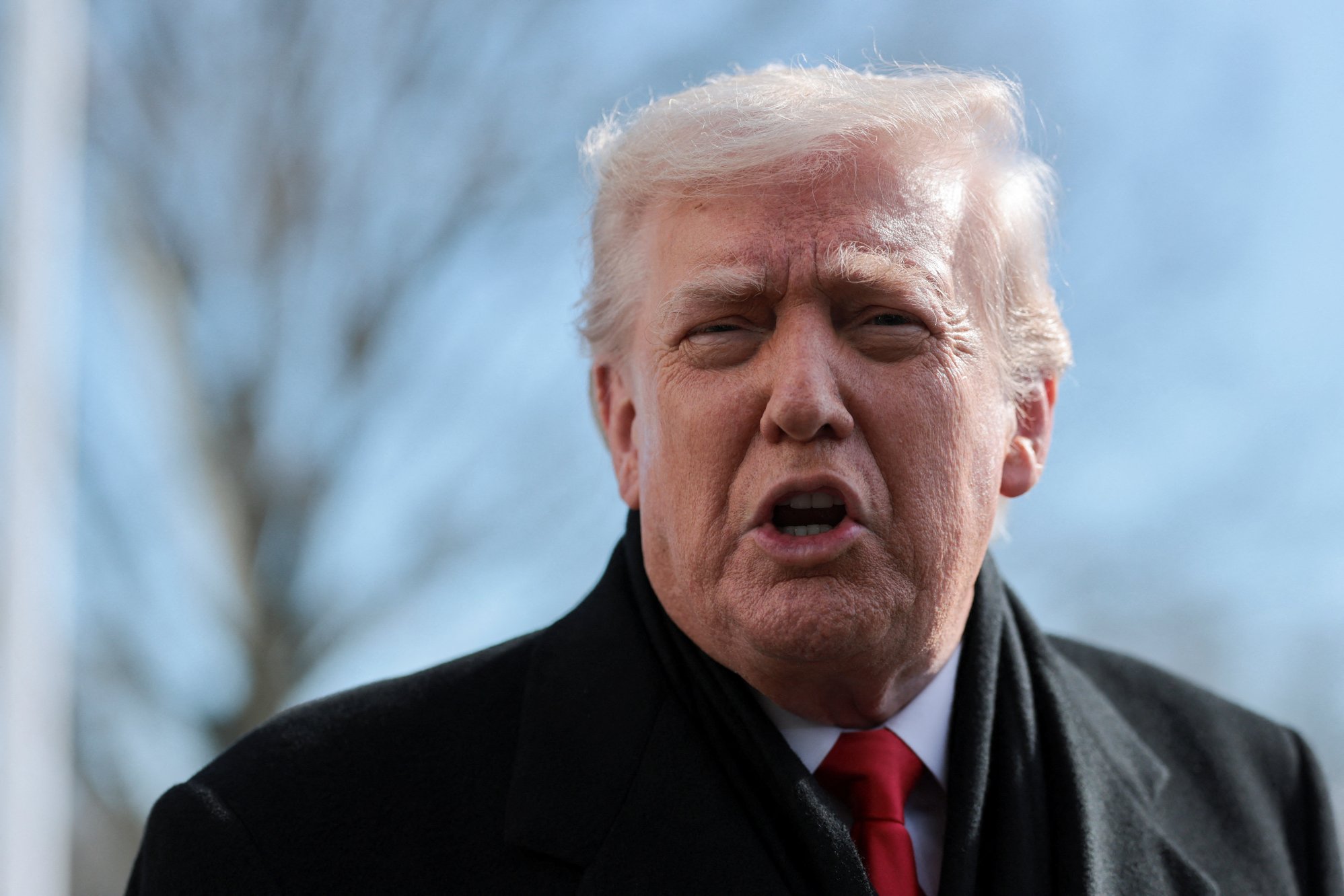 Trump sier at en stor flåte er på vei til Iran, og at den beveger seg raskt