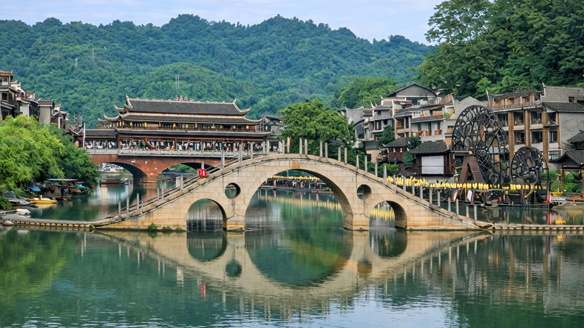Puente tradicional sobre el agua en China