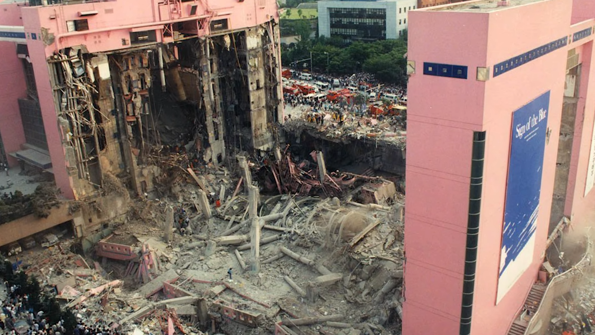 Collapsed in 20 seconds - hundreds trapped inside Seoul’s top store