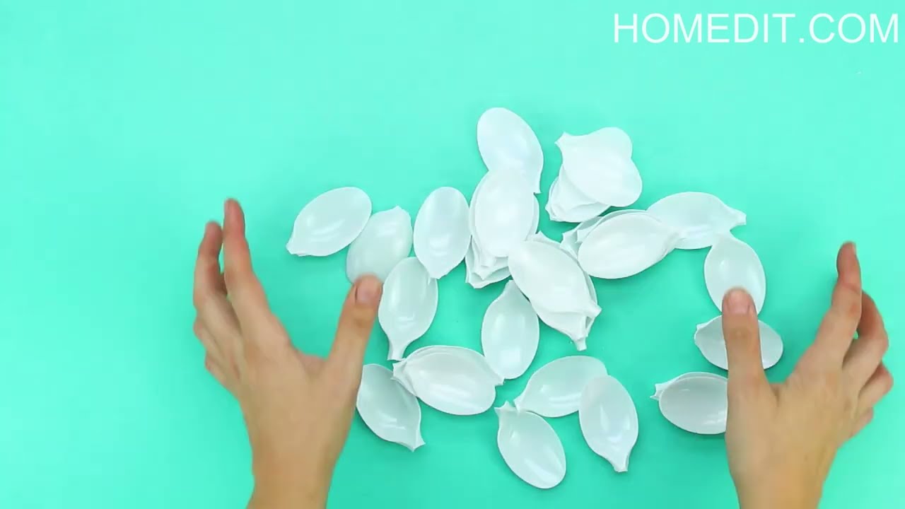 How to make a decorative mirror with plastic spoons
