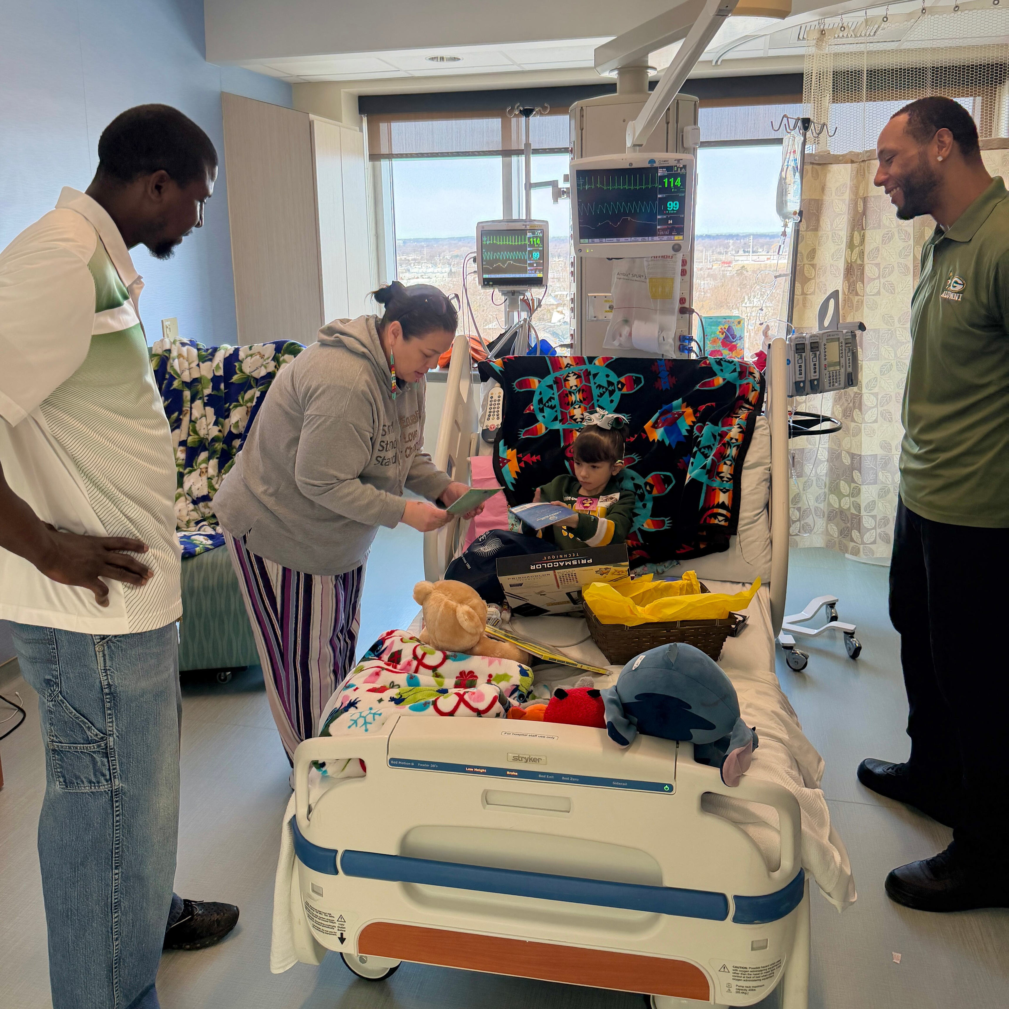 Packers players bring smiles to young patients at HSHS St. Vincent ...