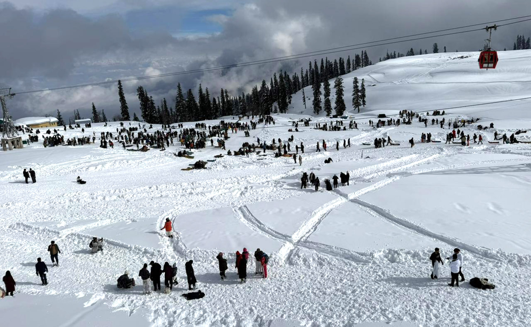 Gulmarg fully booked, Sonamarg at 70% occupancy as tourists flock to ...