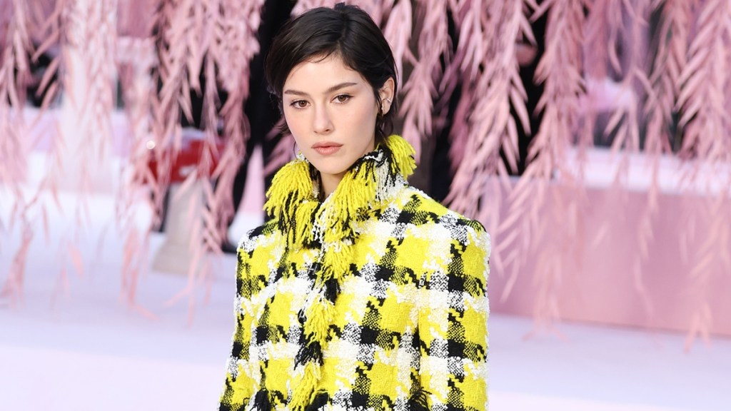 Gracie Abrams pairs Chanel's tweed blazer & khakis with trendy hairstyle