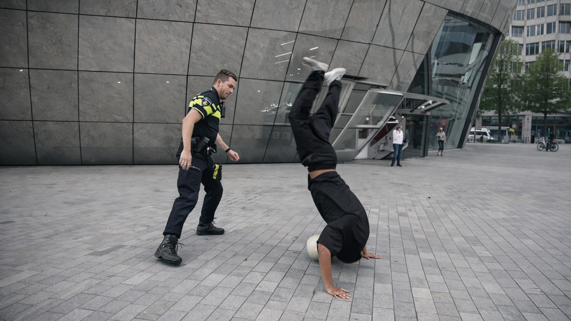 He nutmegs a cop with his head