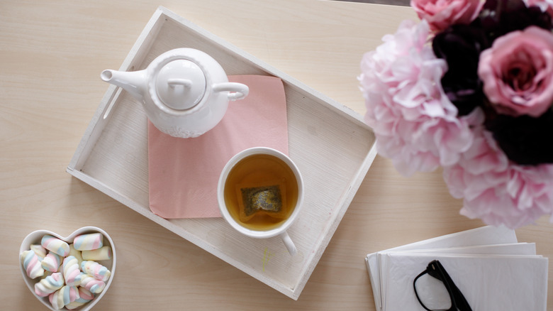 Turn a simple IKEA picture frame into a super chic boho tray: perfect ...