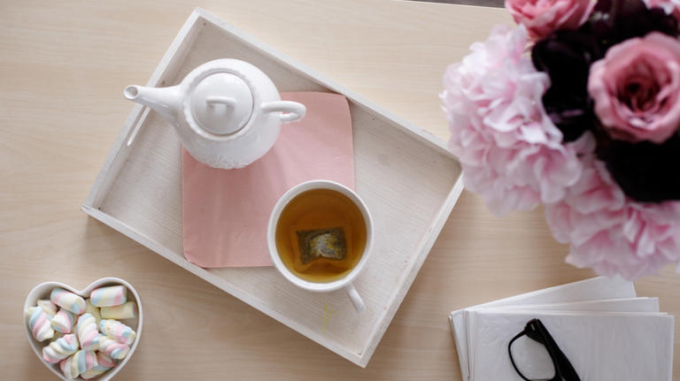 Turn a simple IKEA picture frame into a super chic boho tray: perfect ...