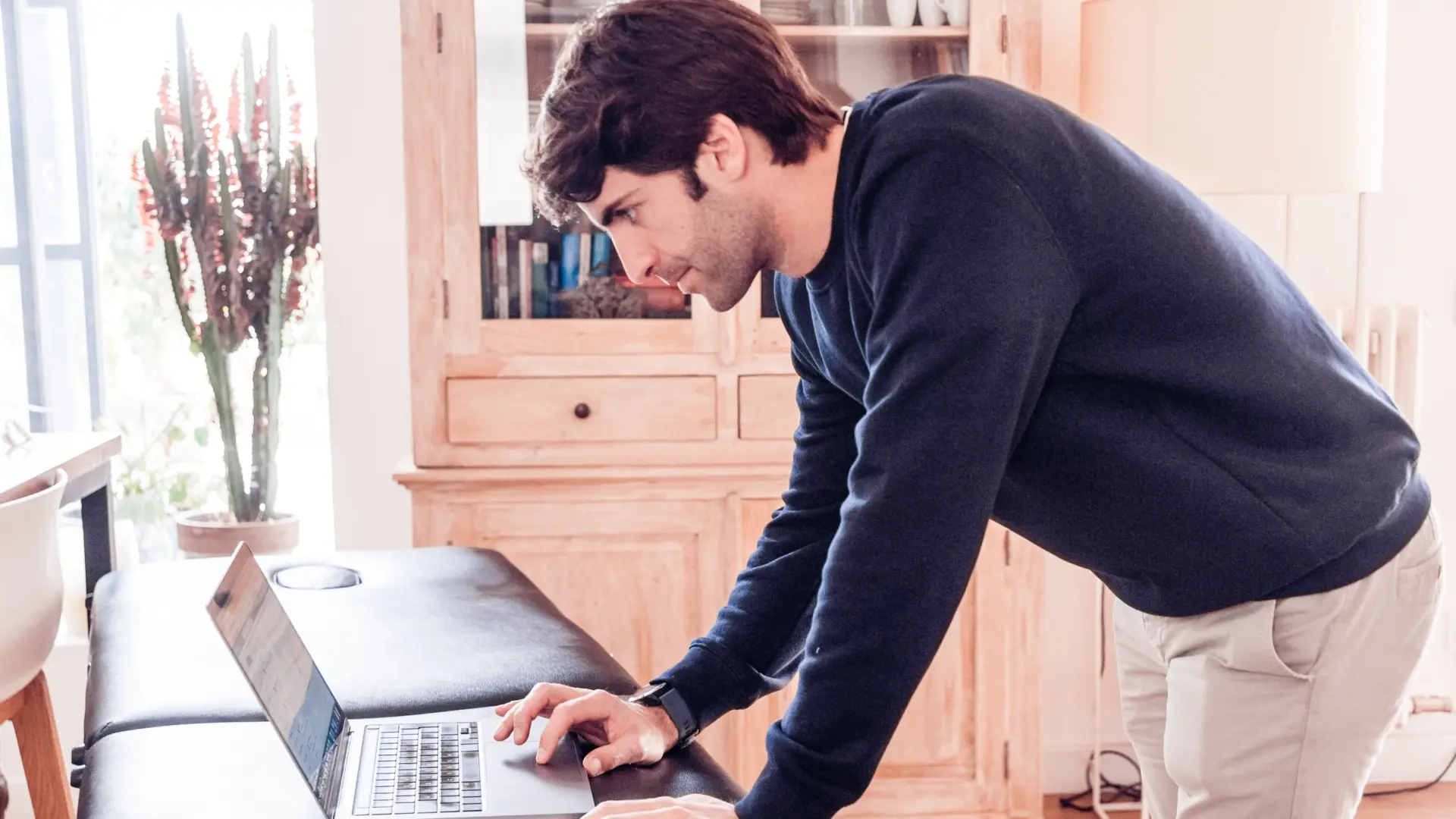 Albert Valls, fisioterapeuta: "Cada vez nos sentamos peor frente al ...