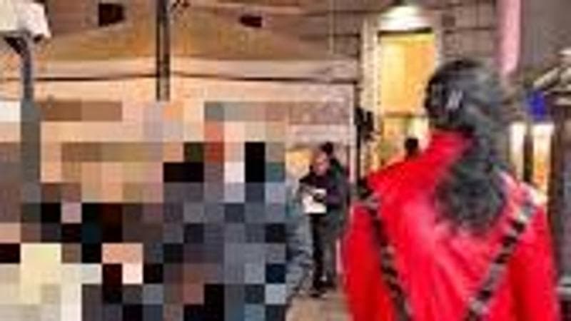 Tiktoker travestito da Michael Jackson spaventa donna a Napoli: lei lo ...
