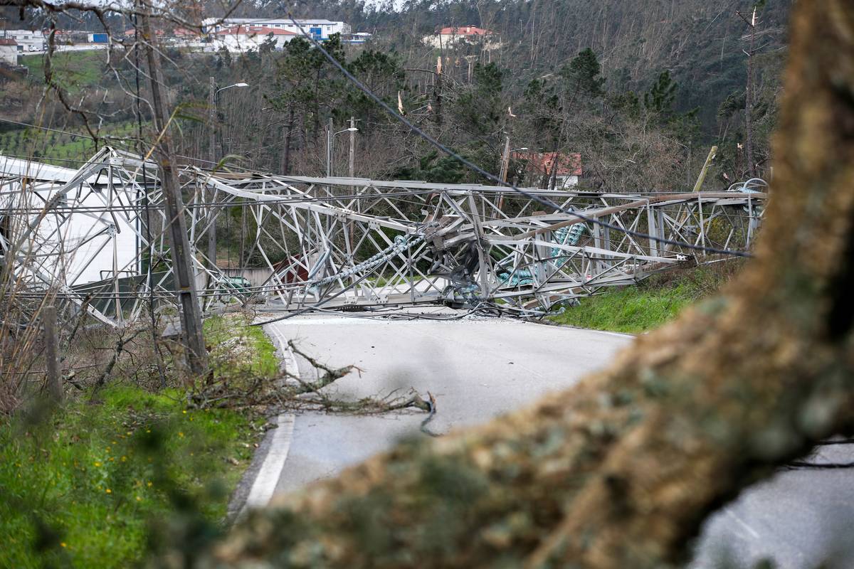 Depressão Kristin faz pelo menos 5 mortos