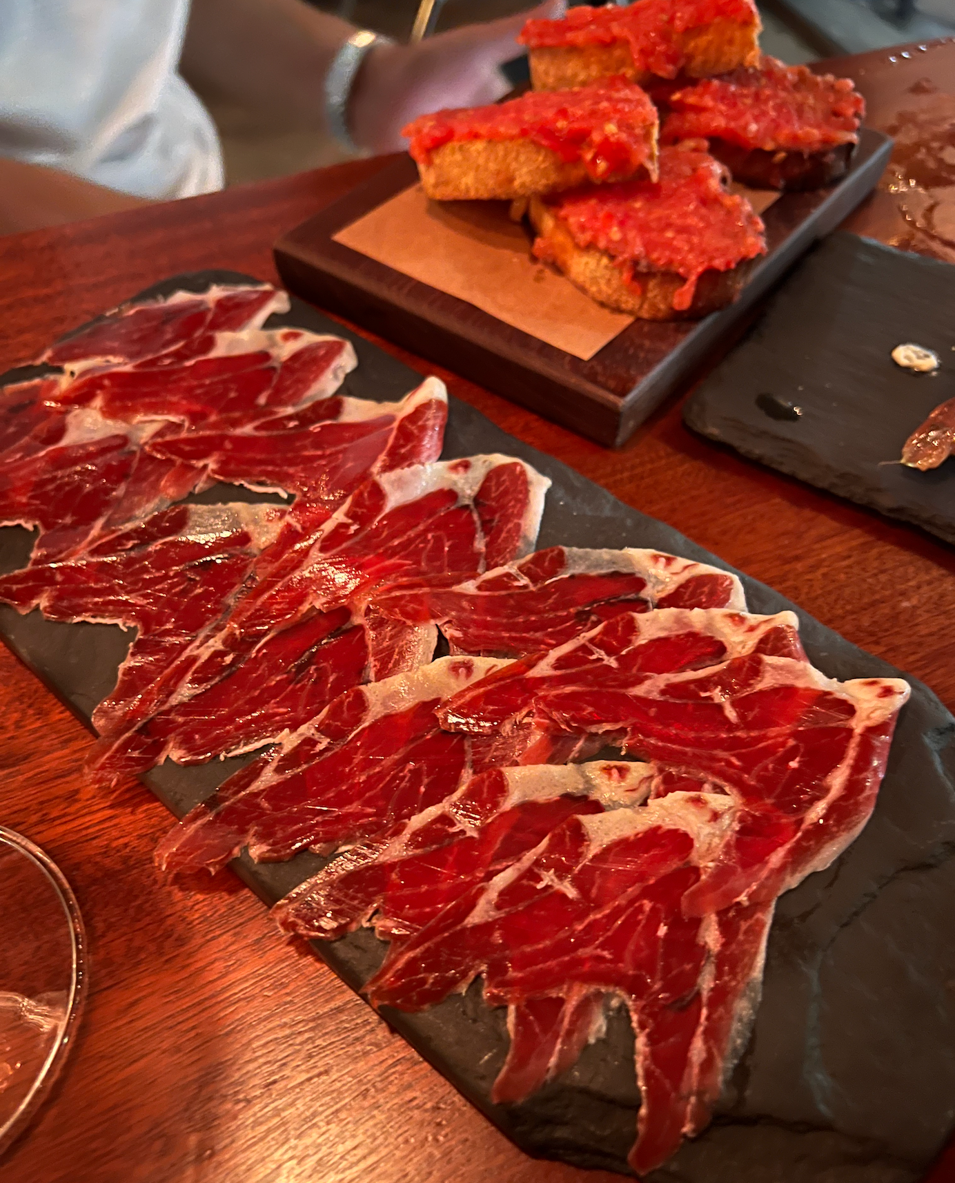 This tiny wine bar has no wine list, and that’s the point