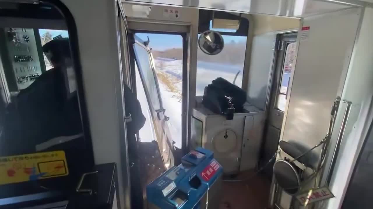Passenger injured from door and glass breaking on train in Japan