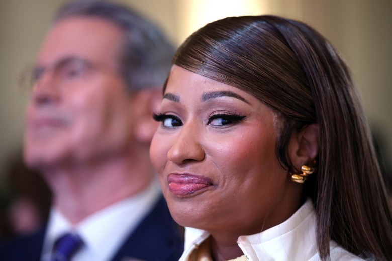 Up close look at Nicki Minaj during Trump summit reveals her makeup is ...