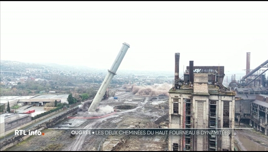 Les deux cheminées du haut fourneau B d'Ougrée ont été dynamitées