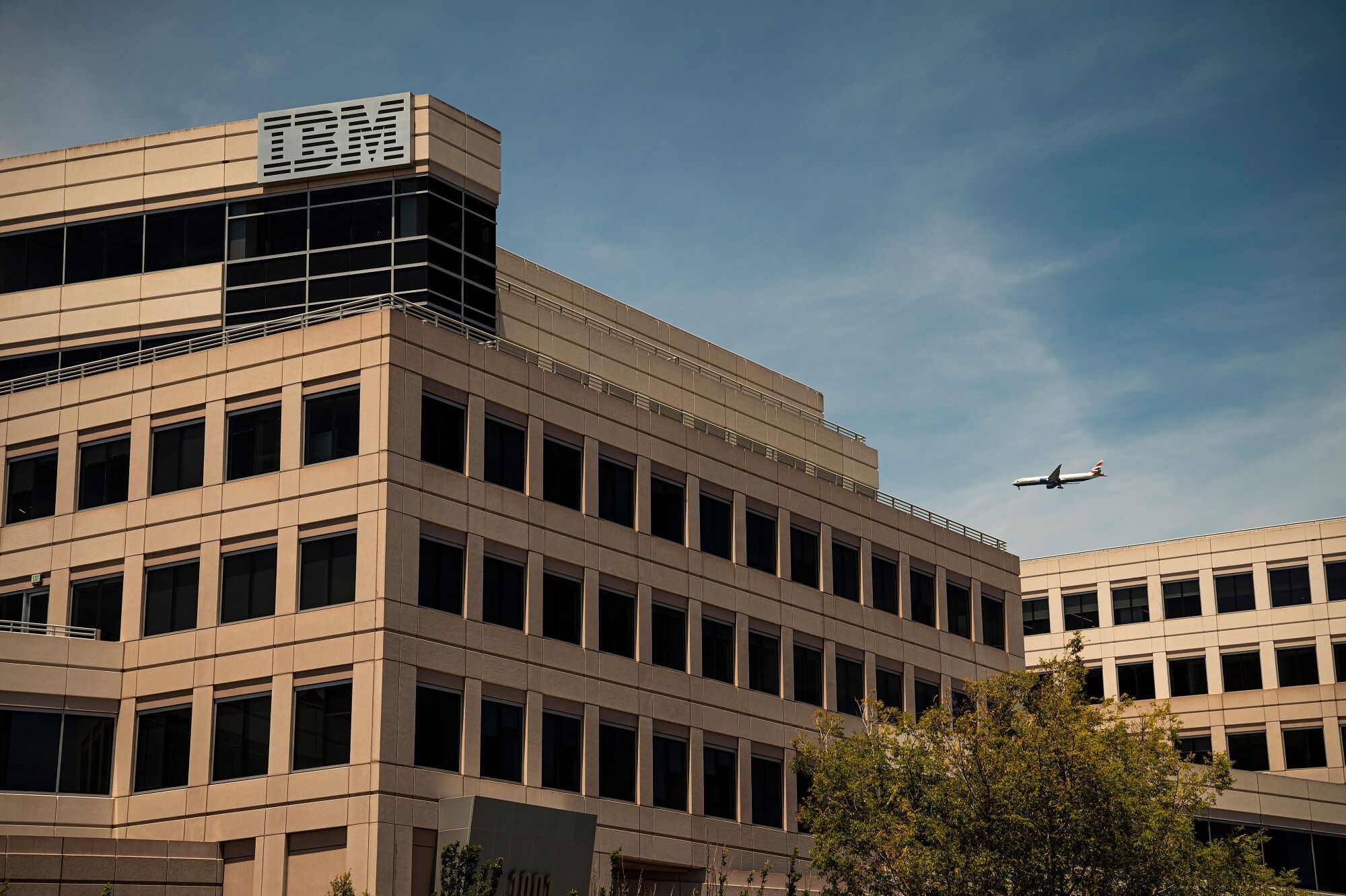 IBM posts revenue that tops estimates on software gains