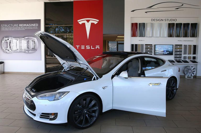 Family sues Tesla after Dallas father killed as safety features ...
