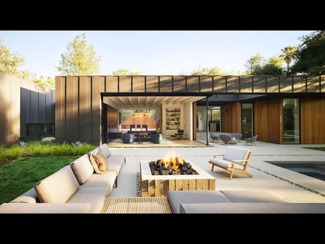 Contemporary house in Los Angeles framed by beautiful landscape