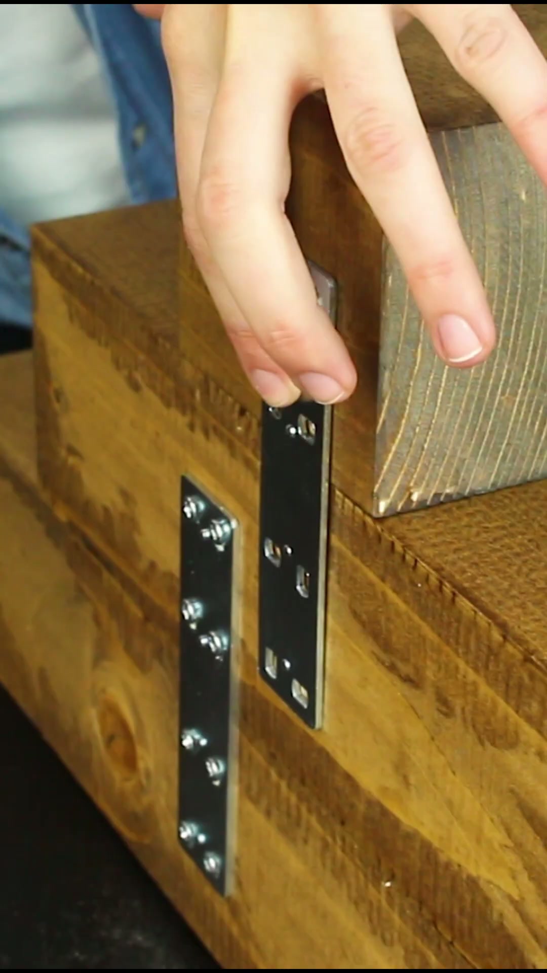 Ingenious wood blocks corner shelf: DIY stylish storage