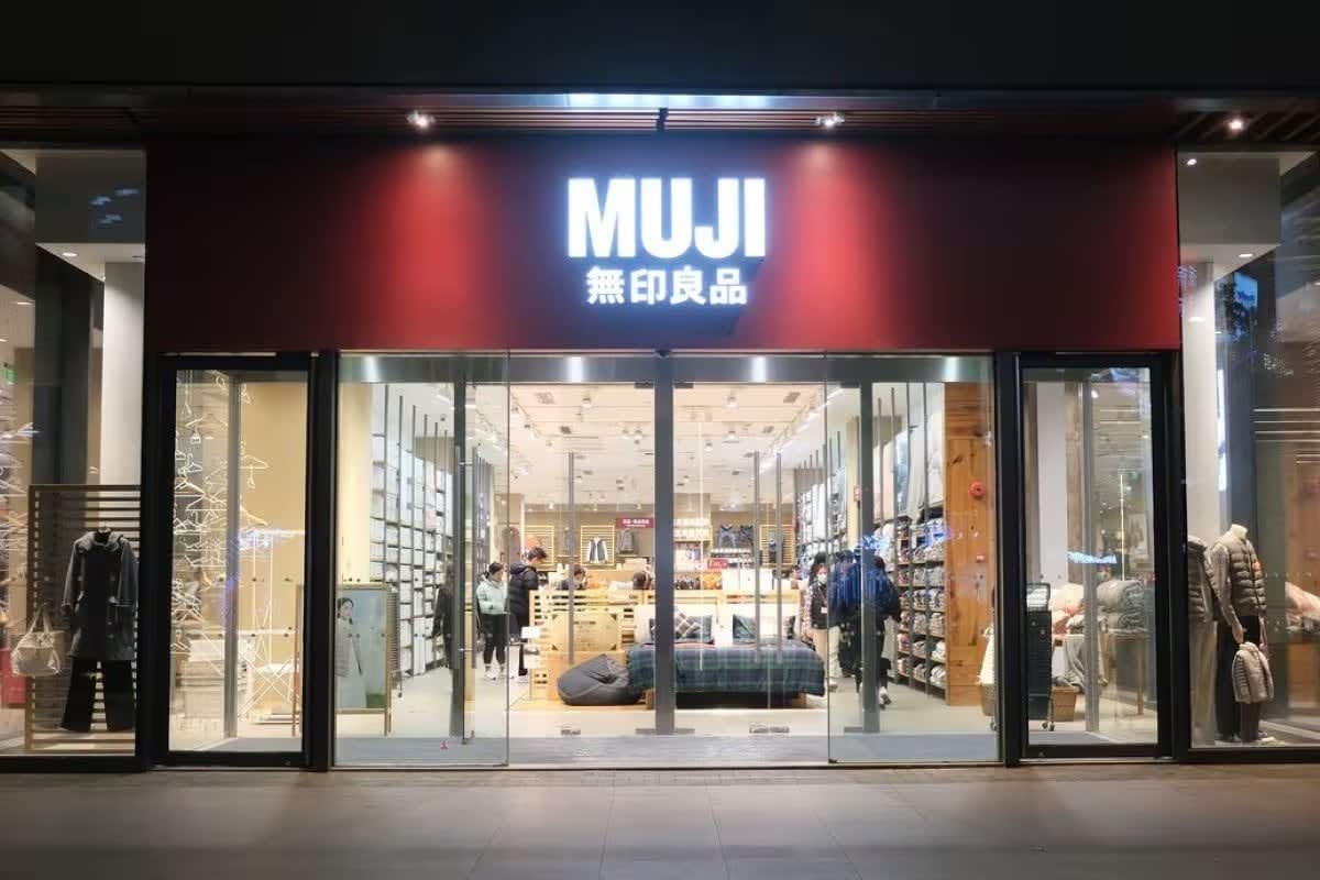 「待望の新作がついに!」無印良品の頑丈収納ボックスに「浅型」が登場「1790円」で車中泊や隙間に神フィット