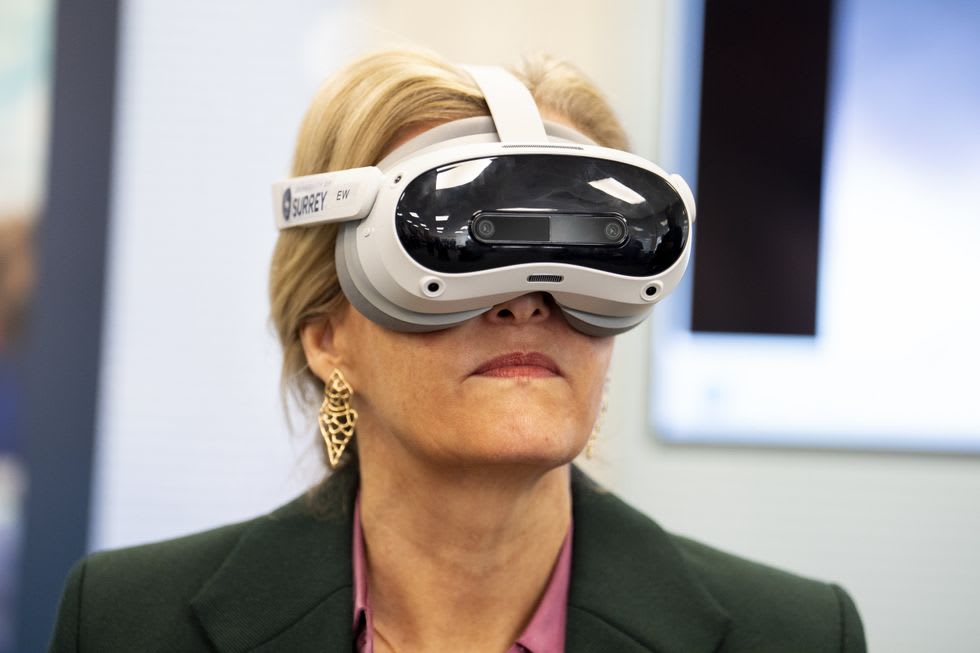 Sophie immerses herself in virtual reality as Duke of Kent, 90, watches on