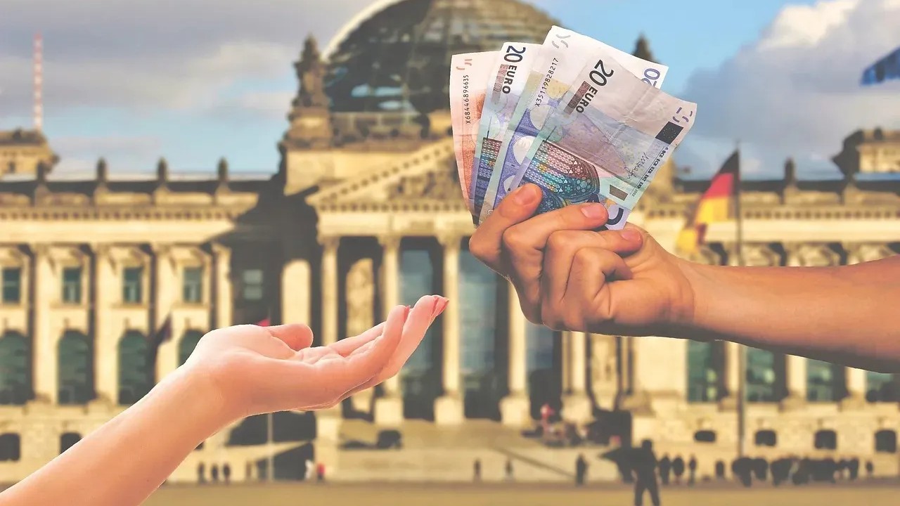 Why you'd go broke chasing strong currencies: 3 countries where cash ...