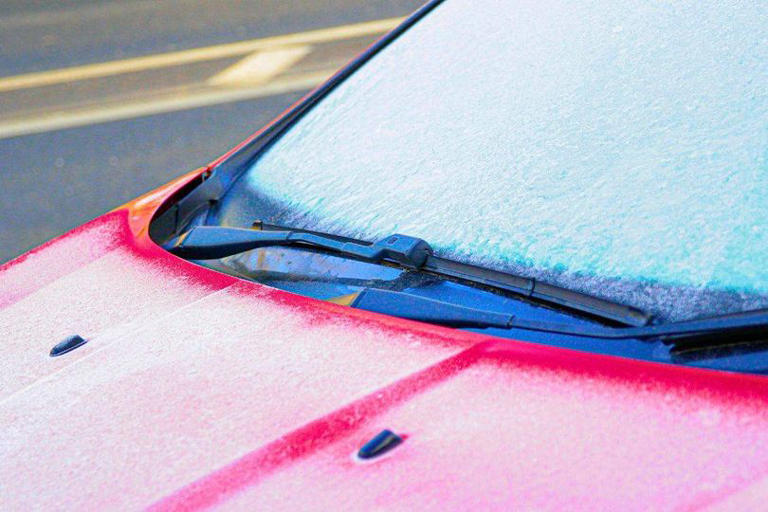 How to defrost car windscreens and doors in 10 minutes with 1 item at home