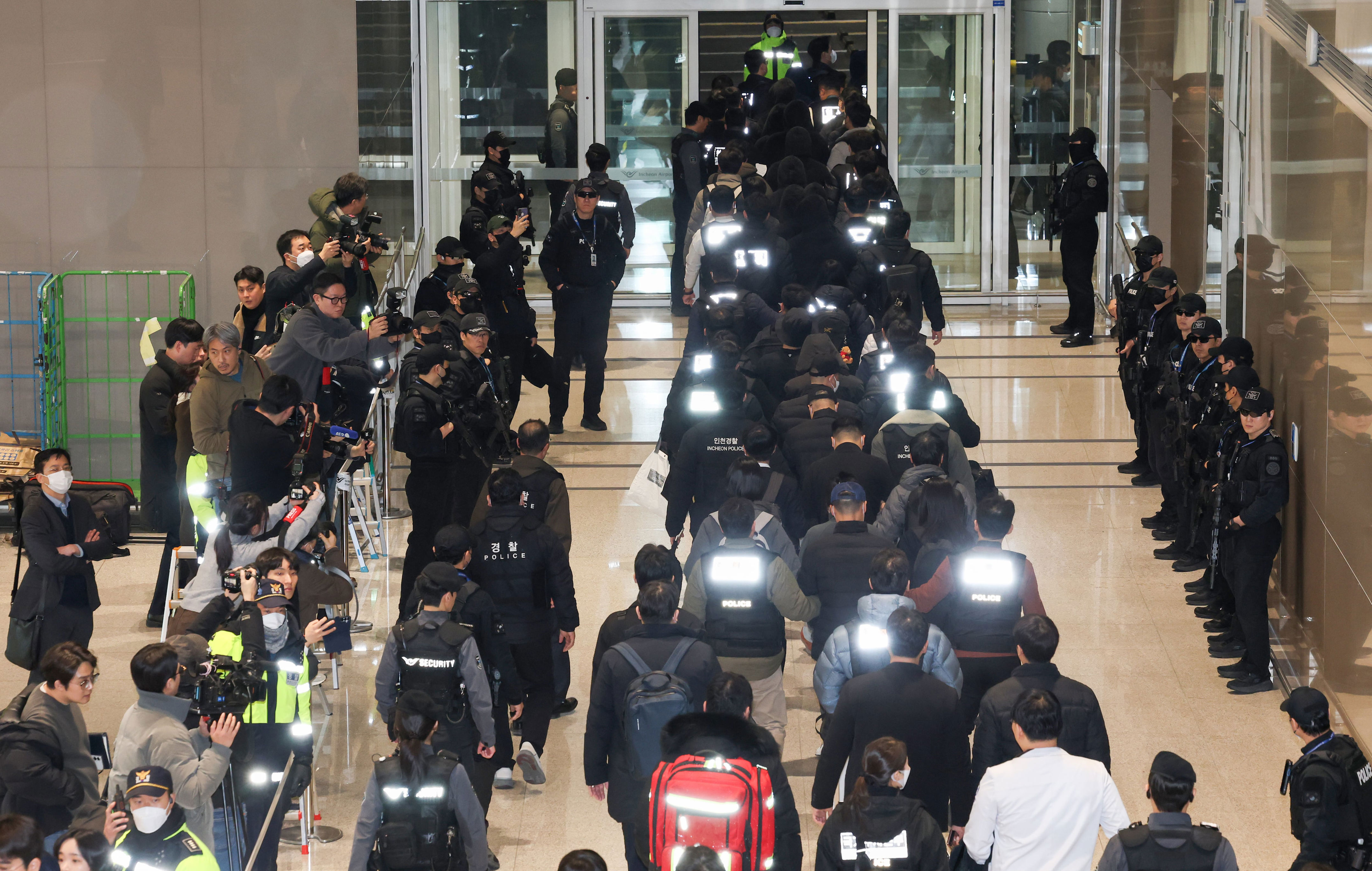 Korea task force arrests 136 South Korean suspects in Cambodia