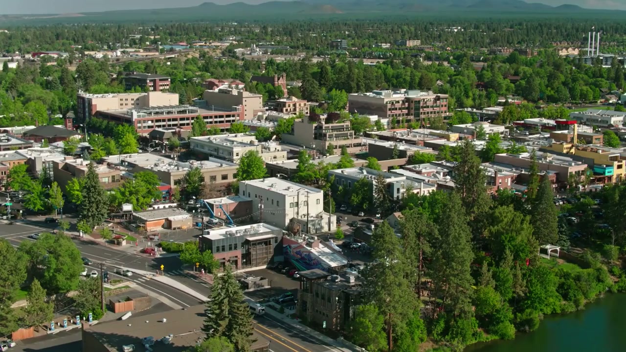 Bend, Oregon: Drone explores Drake Park's tranquil trails