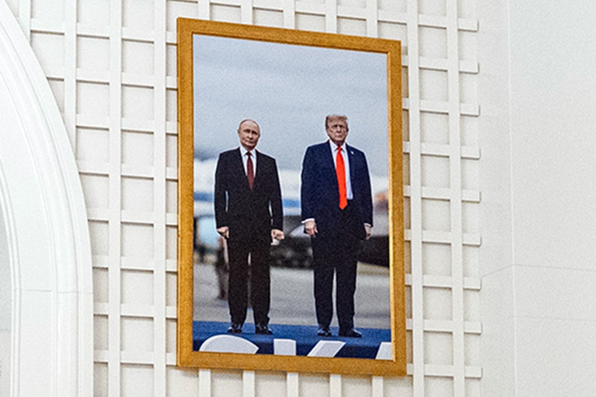 Trump hangs picture of himself and Putin in the White House