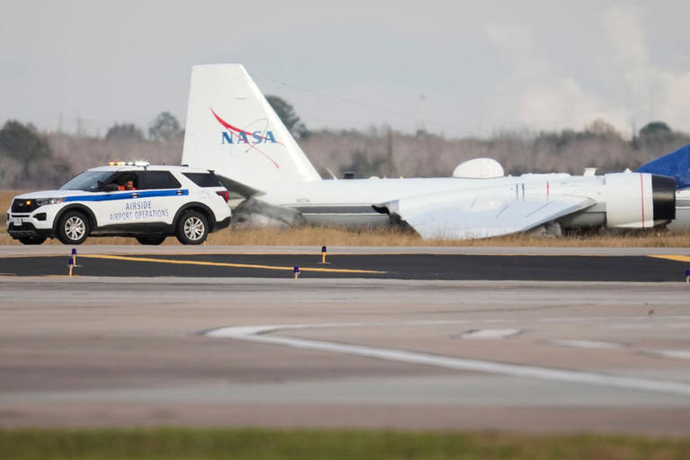 NASA plane erupts in flames in dramatic landing after 'technical ...