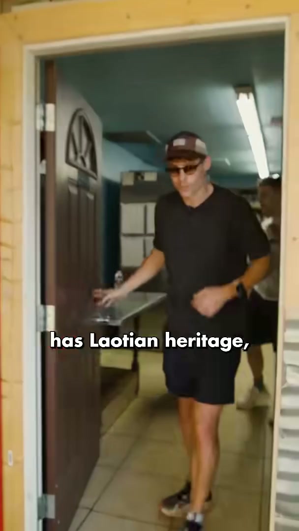 Two Brits try Texas sausage!