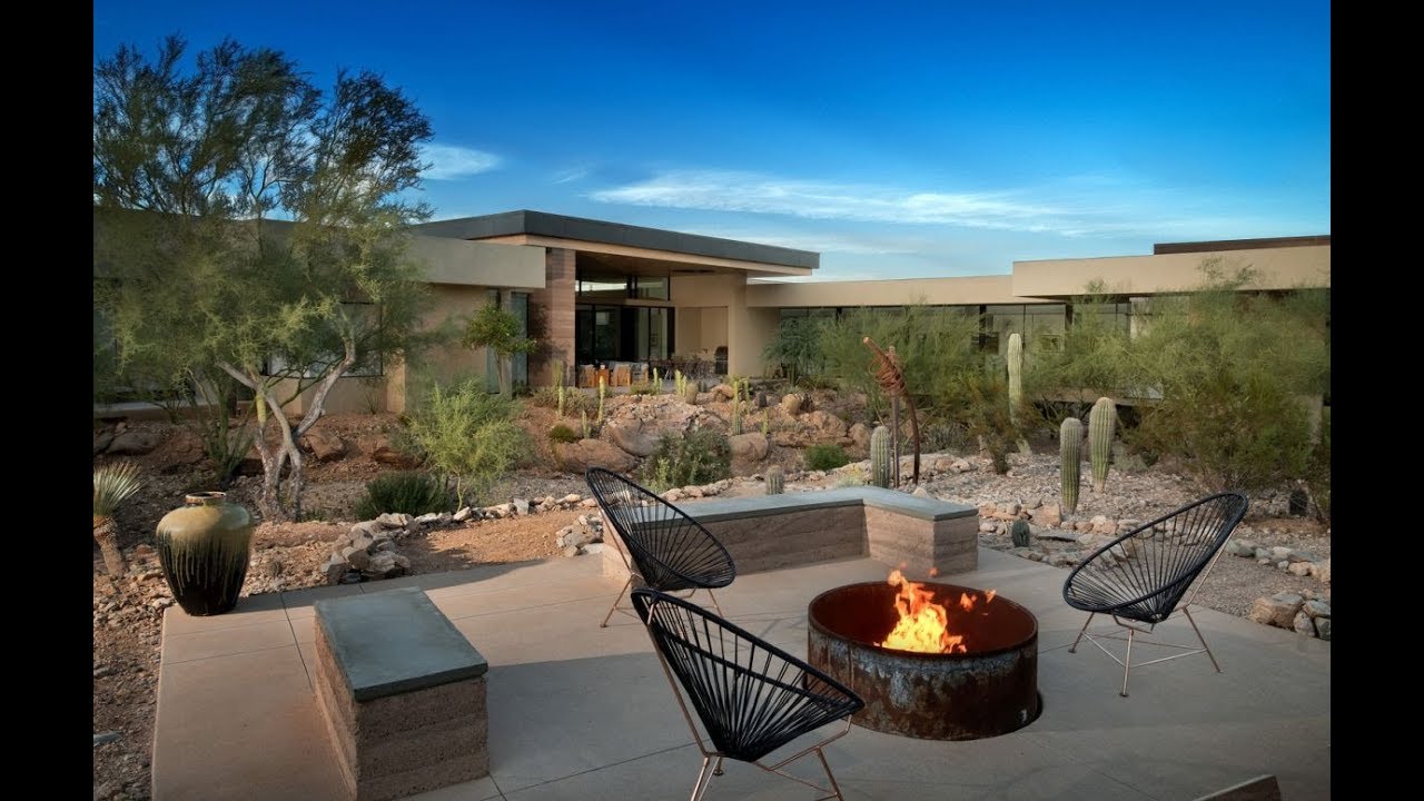 Modern desert house celebrates nature and local beauty