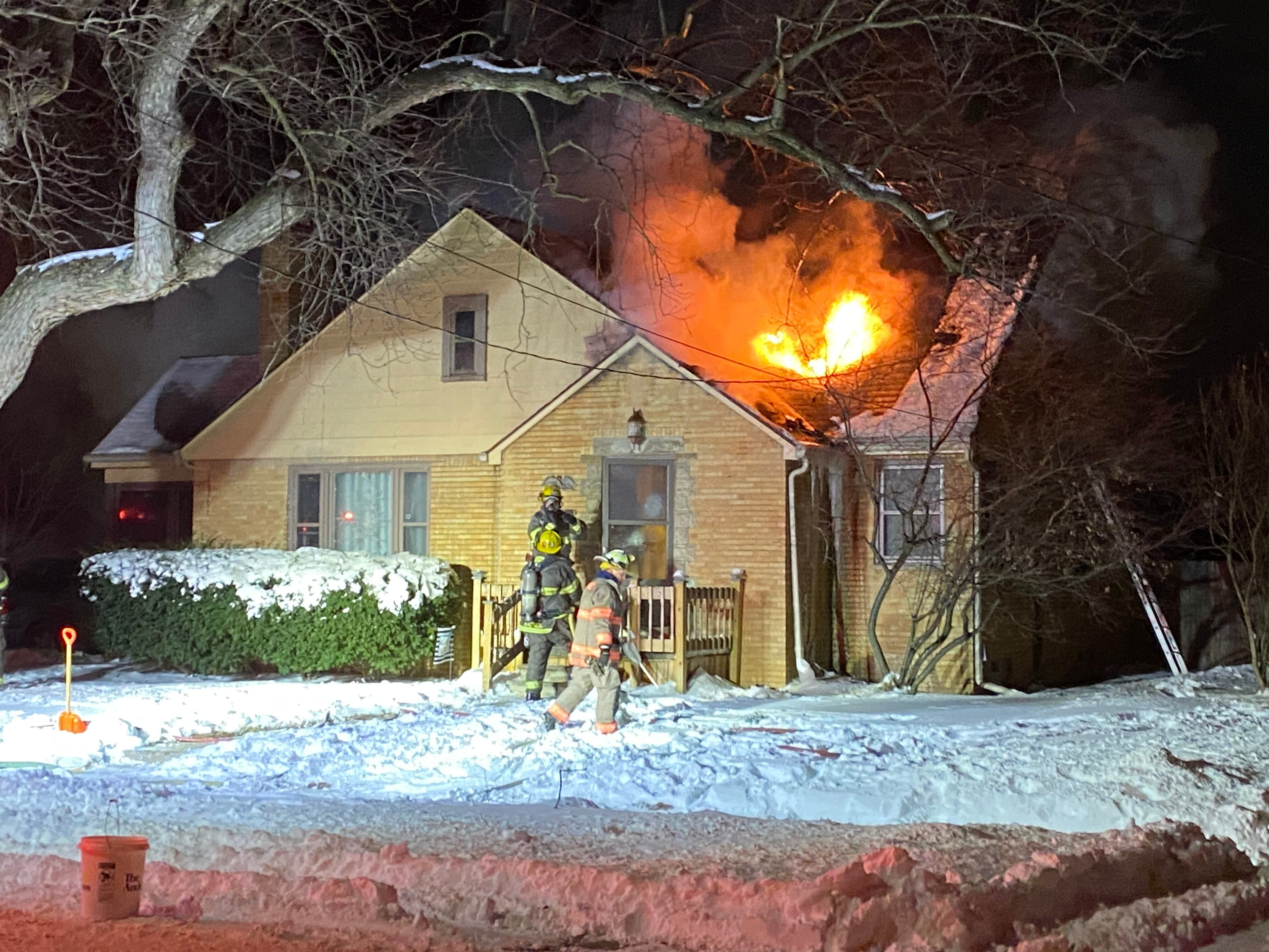 Family escapes house fire in Maumee