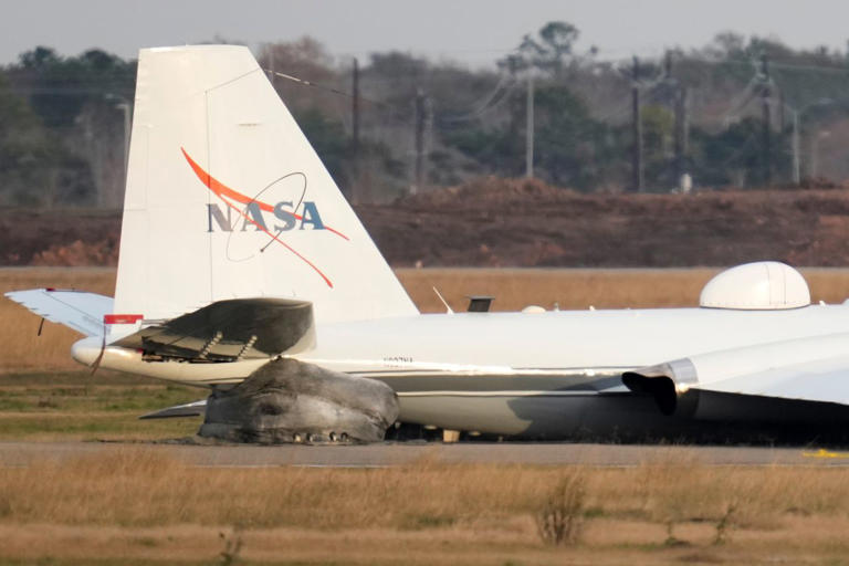 NASA plane erupts in flames in dramatic landing after 'technical ...