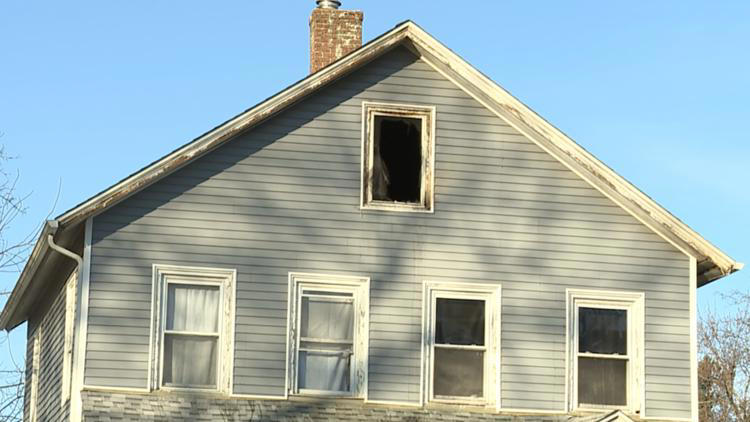 Davenport firefighter injured after floor collapses during apartment fire