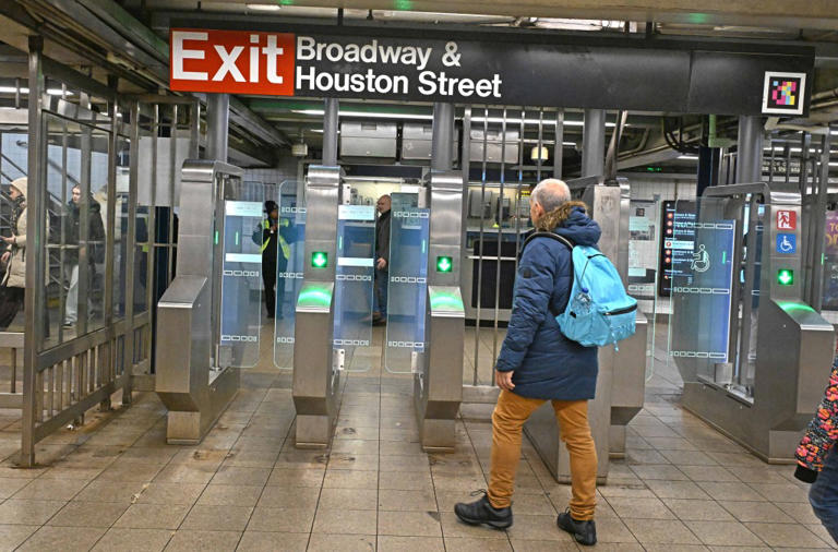 NYC subway rider suddenly stabbed in the back by stranger who randomly ...