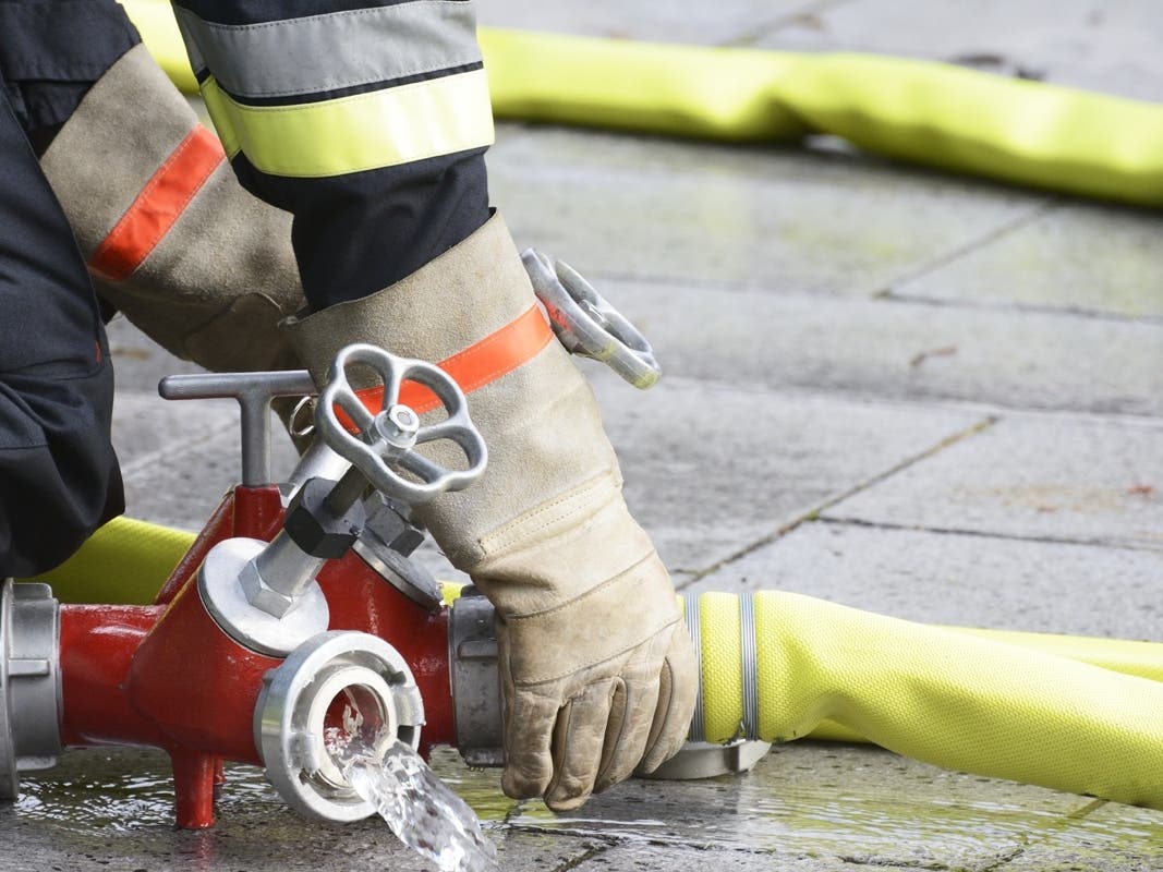 Frozen fire hydrant adds challenge during apartment fire in Woodridge